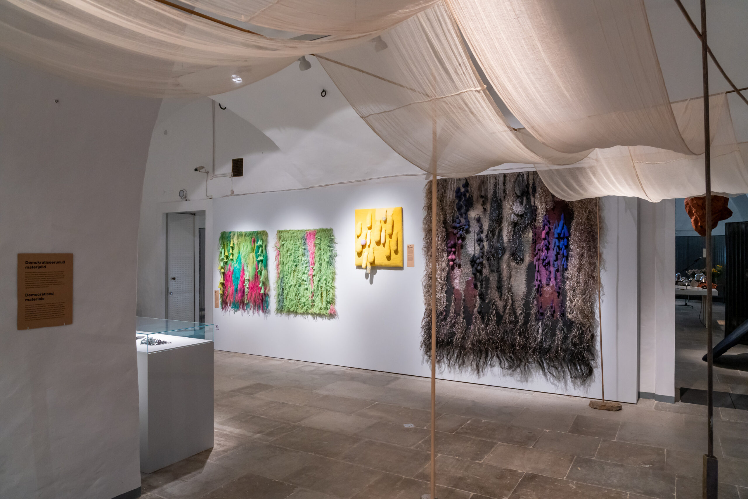 Kuraatorituur näitusel „Piirideta aineväljadel” - Eesti Tarbekunsti- ja ...